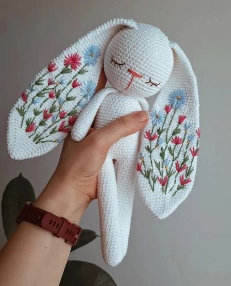 Iepuras crosetat cu urechile brodate pe comanda - MariaFircuFir | Crafty