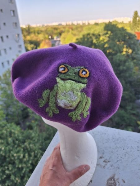 Basca mov cu broasca verde - Love4felt | Crafty