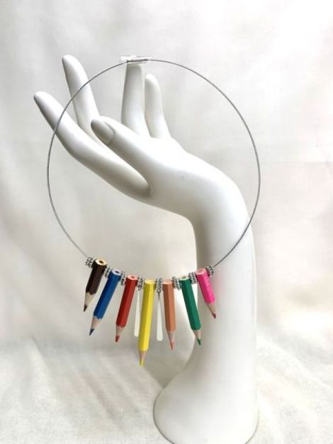 Colier creioane colorate - anyros | Crafty